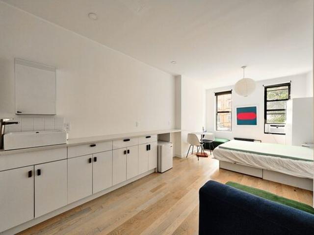 Queen bedroom in 3 bed/3 bath home in Ridgewood #1877 C