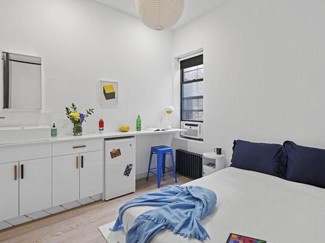 Queen bedroom in 3 bed/3 bath home in Ridgewood #1878 A