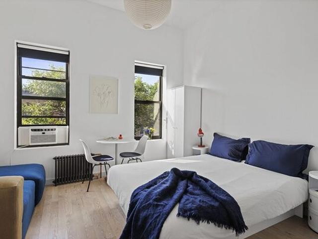 Queen bedroom in 3 bed/3 bath home in Ridgewood #1880 C