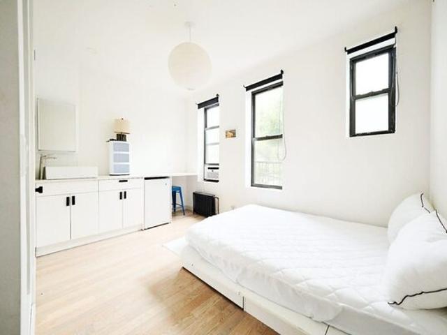 Queen bedroom in 3 bed/3 bath home in Ridgewood #1882 B