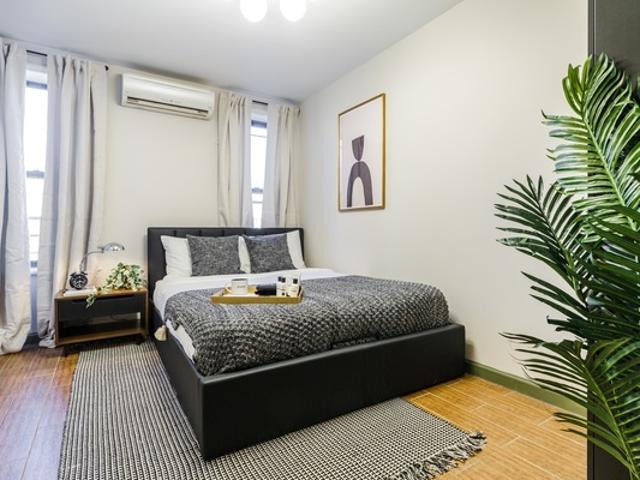 Queen bedroom in 3 bed/1 bath home in Chinatown #265 B