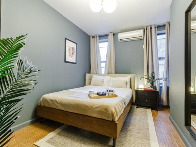 Queen bedroom in 3 bed/1 bath home in Chinatown #266 B