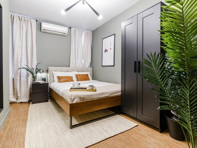 Queen bedroom in 3 bed/1 bath home in Chinatown #269 B