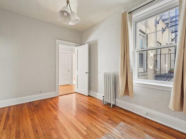 Queen bedroom in 3 bed/1 bath home in Allston #728 C