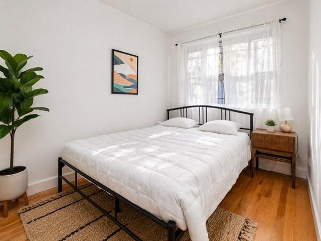 Queen bedroom in 3 bed/1 bath home in Bedford Stuyvesant #1792 A