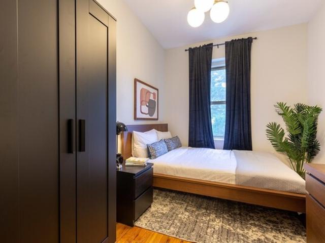 Queen bedroom in 3 bed/1 bath home in Fenway #236 C