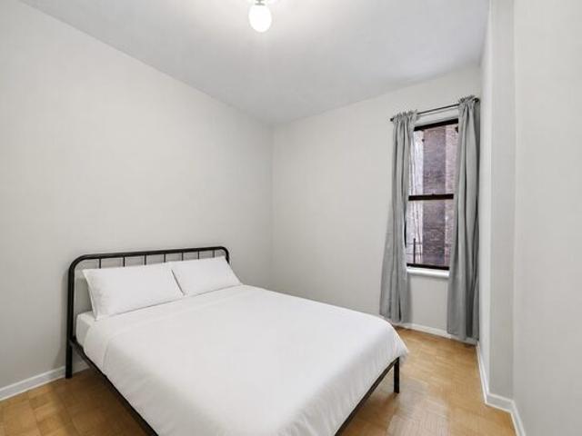 Queen bedroom in 3 bed/1 bath home in Hamilton Heights #599 A