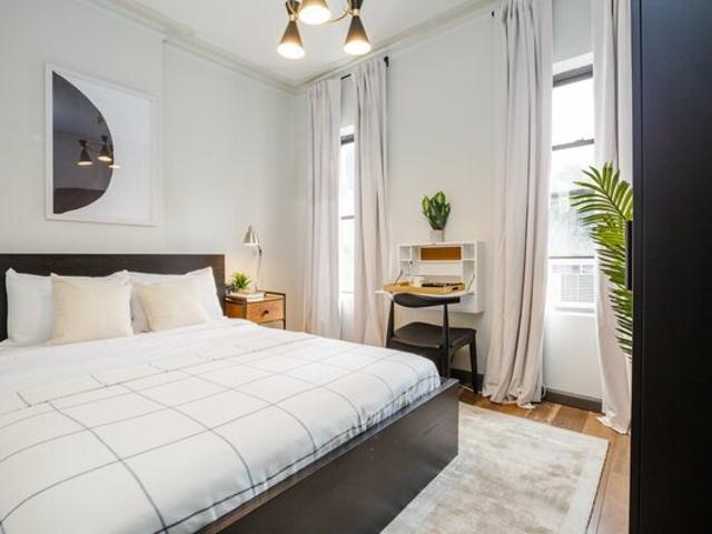 Queen bedroom in 3 bed/1 bath home in Hell's Kitchen #210 C