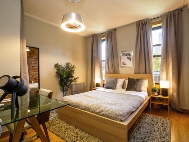 Queen bedroom in 3 bed/1 bath home in Hell's Kitchen #216 C