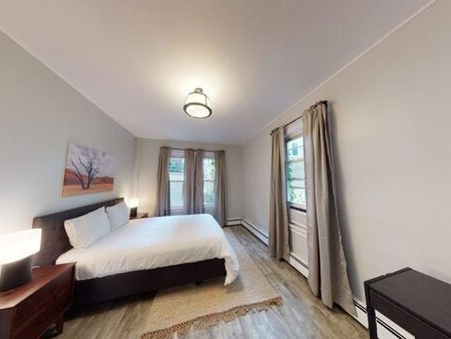 Queen bedroom in 3 bed/1 bath home in Mission Hill #427 C
