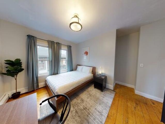 Queen bedroom in 3 bed/1 bath home in Mission Hill #429 A