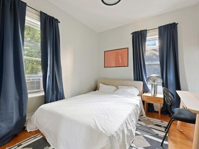 Queen bedroom in 3 bed/1 bath home in Mission Hill #429 B