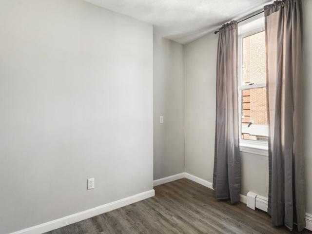 Queen bedroom in 3 bed/1 bath home in North End #473 B