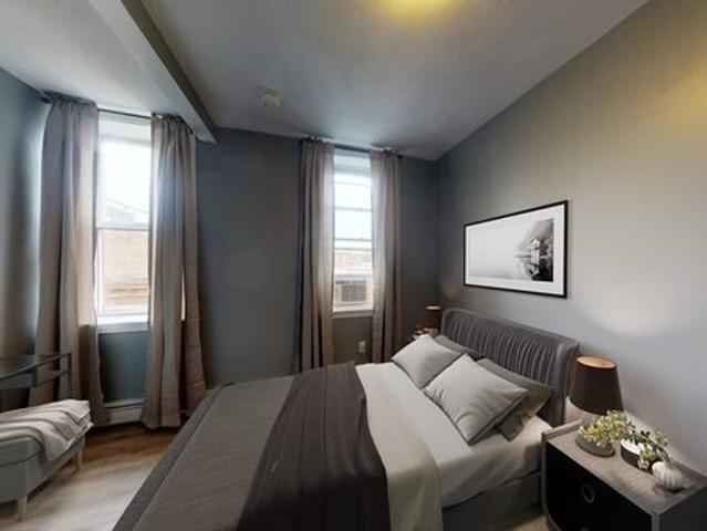 Queen bedroom in 3 bed/1 bath home in North End #470 A