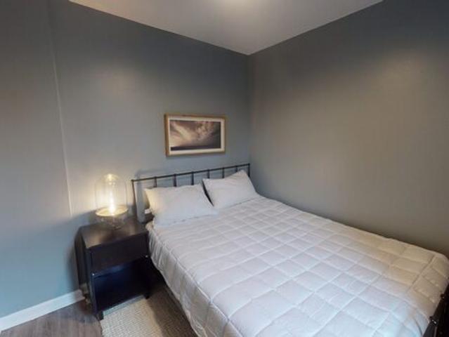 Queen bedroom in 3 bed/1 bath home in North End #471 C