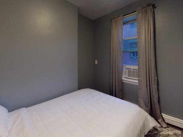 Queen bedroom in 3 bed/1 bath home in North End #472 B