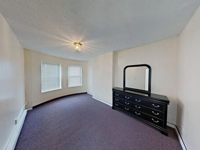 Queen bedroom in 3 bed/1 bath home in South End #1885 B