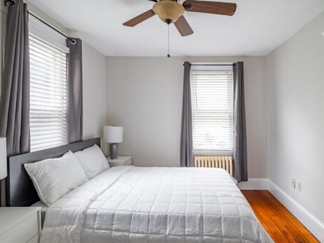 Queen bedroom in 3 bed/1 bath home in Somerville #1667 C