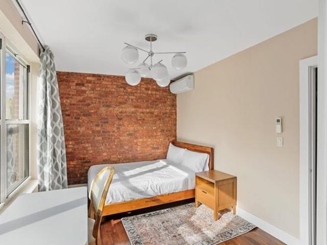 Queen bedroom in 3 bed/1 bath home in Prospect Park South #749 A