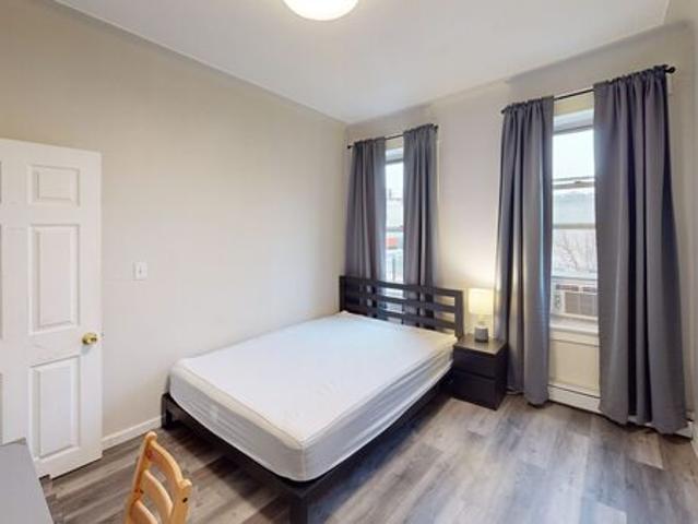 Queen bedroom in 3 bed/1 bath home in Ridgewood #772 B