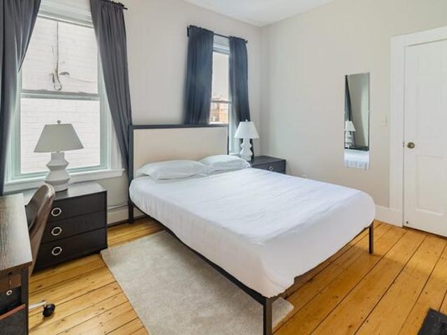 Queen bedroom in 3 bed/2 bath home in Central Square Cambridge #951 B