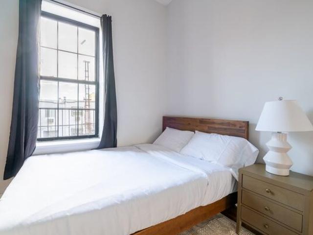 Queen bedroom in 3 bed/2 bath home in Bushwick #892 C