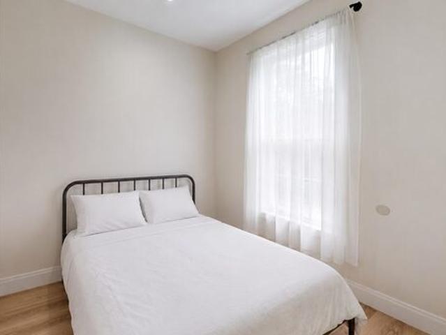 Queen bedroom in 3 bed/2 bath home in Greenpoint #1737 C