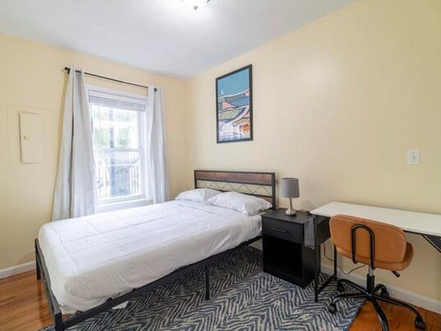 Queen bedroom in 3 bed/2 bath home in East Boston #1849 A