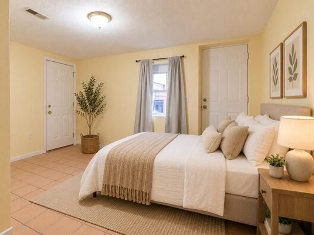 Queen bedroom in 3 bed/2 bath home in East Boston #1849 C