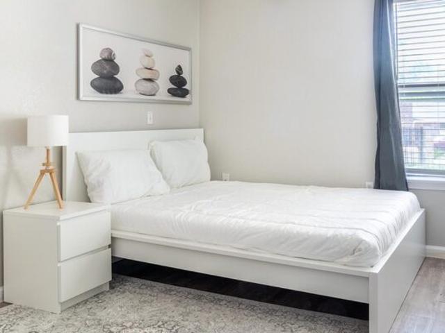 Queen bedroom in 3 bed/2 bath home in Franklin Park #1406 C