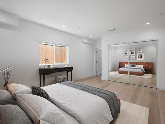 Queen bedroom in 3 bed/2 bath home in Hollywood #1858 A