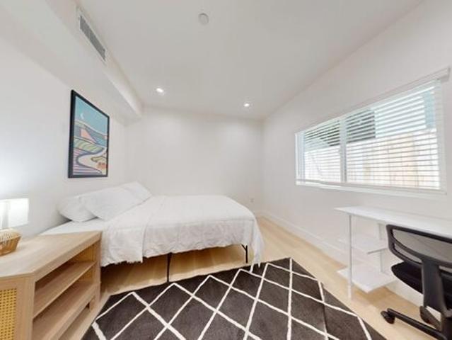 Queen bedroom in 3 bed/2 bath home in Hollywood #1858 B