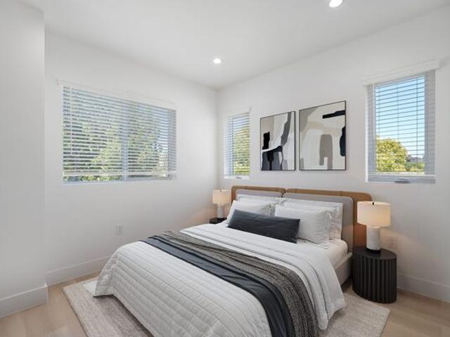 Queen bedroom in 4 bed/3 bath home in Hollywood #1857 B