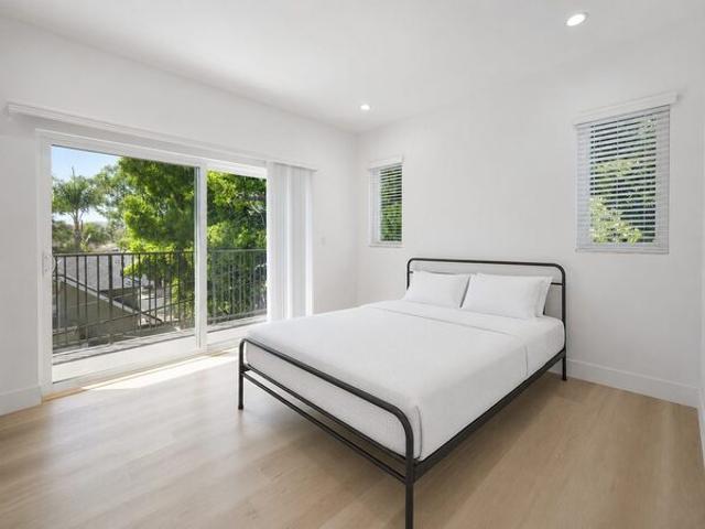 Queen bedroom in 4 bed/3 bath home in Hollywood #1857 D