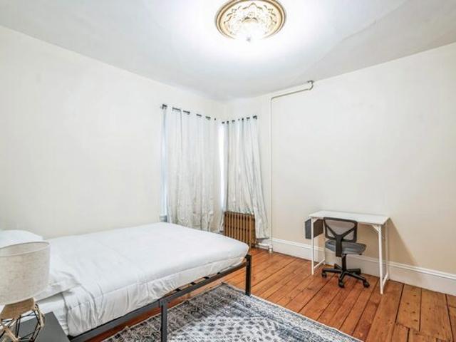 Queen bedroom in 4 bed/1.5 bath home in Somerville #1826 B