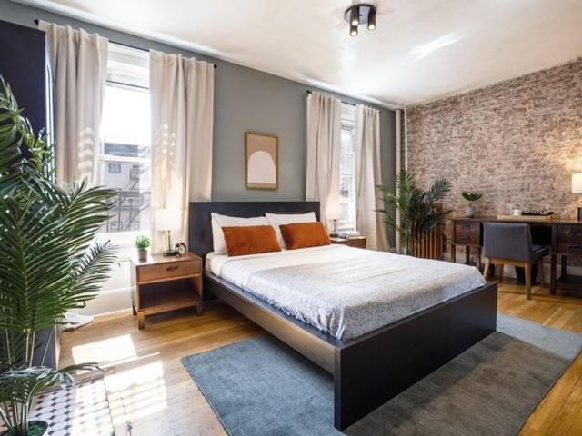 Queen bedroom in 4 bed/1 bath home in Chelsea #232 D
