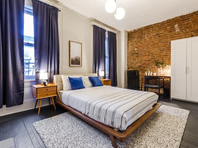 Queen bedroom in 4 bed/1 bath home in Chelsea #323 D