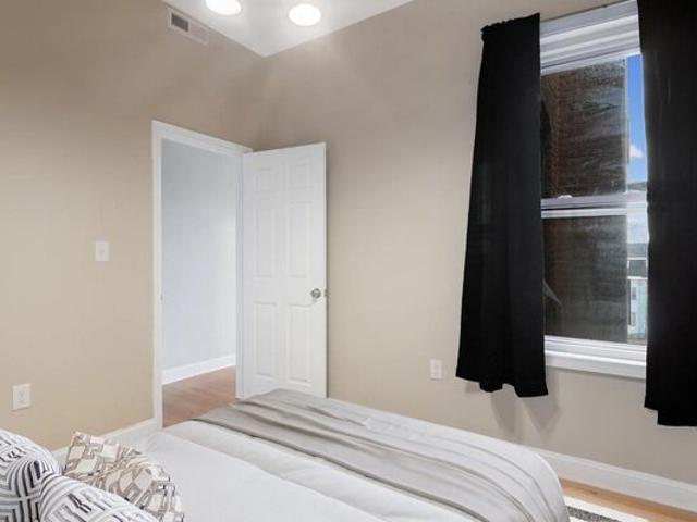 Queen bedroom in 4 bed/1 bath home in Allston #442 C