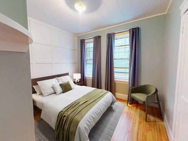 Queen bedroom in 4 bed/1 bath home in Dorchester Center #568 C