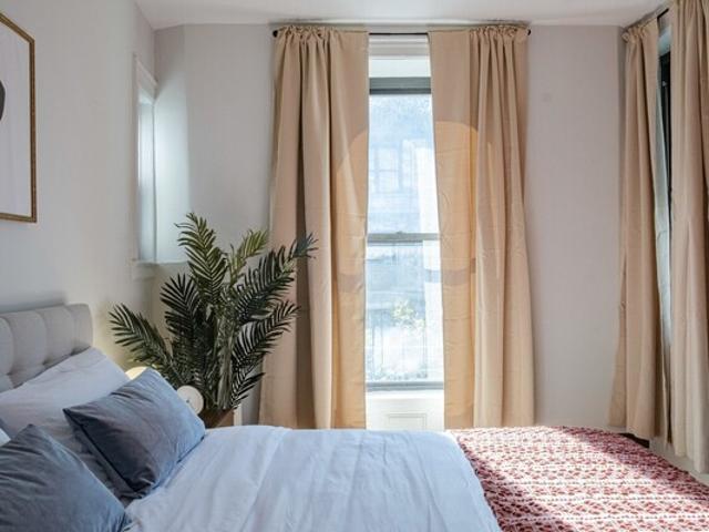 Queen bedroom in 4 bed/1 bath home in Hamilton Heights #261 B
