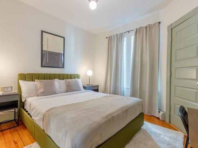Queen bedroom in 4 bed/1 bath home in JFK/UMass #328 B