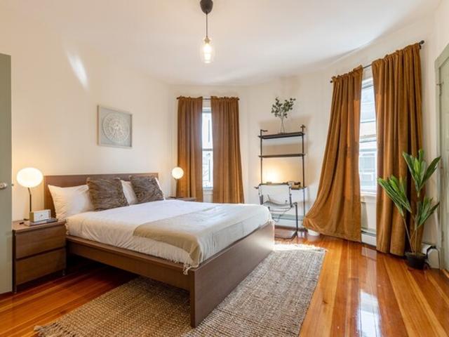 Queen bedroom in 4 bed/1 bath home in JFK/UMass #328 C