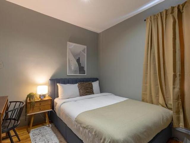 Queen bedroom in 4 bed/1 bath home in JFK/UMass #352 B