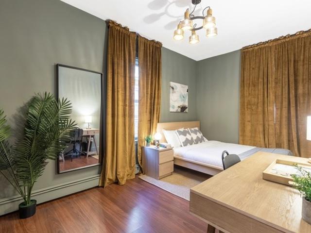 Queen bedroom in 4 bed/1 bath home in Mission Hill #255 B