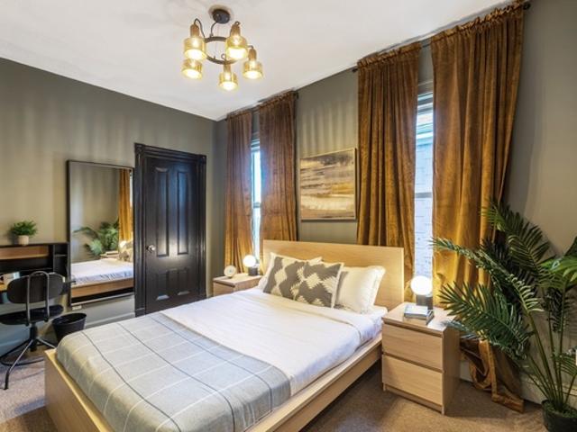 Queen bedroom in 4 bed/1 bath home in Mission Hill #255 C