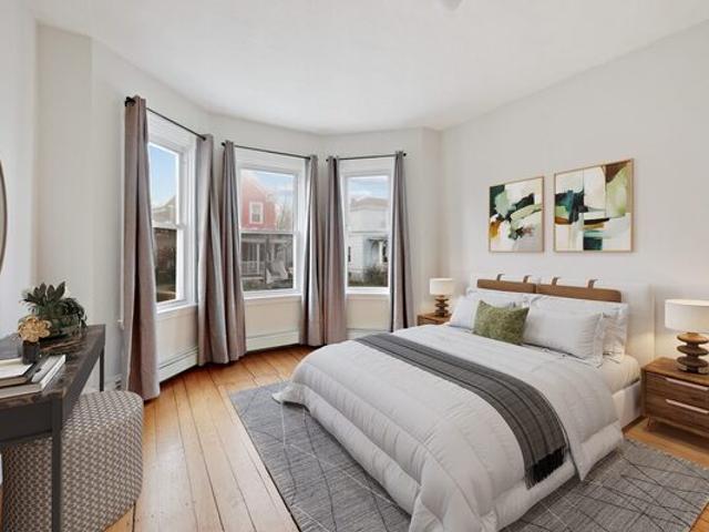 Queen bedroom in 4 bed/1 bath home in Roxbury #888 A