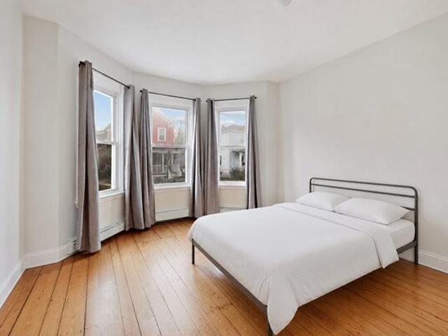 Queen bedroom in 4 bed/1 bath home in Roxbury #888 A