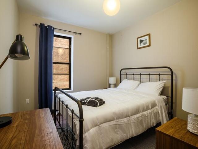 Queen bedroom in 4 bed/1 bath home in West Harlem #125 C