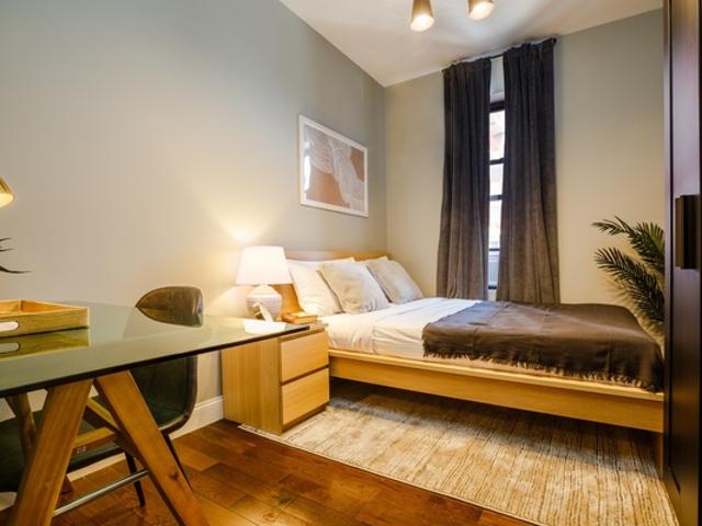 Queen bedroom in 4 bed/1 bath home in West Harlem #213 A
