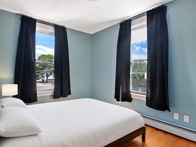 Queen bedroom in 4 bed/2 bath home in Central Square Cambridge #588 B